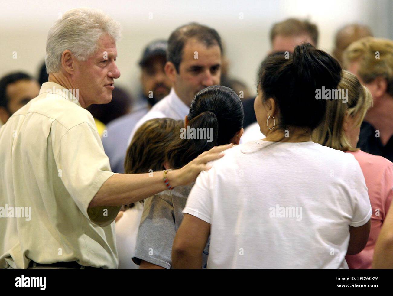Former President Bill Clinton visits with hurricane Katrina evacuees in ...