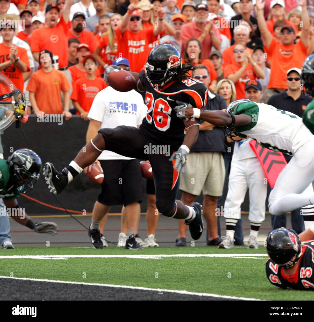 Oregon State's Yvenson Bernard (26) leaps in for a fourth-quarter ...