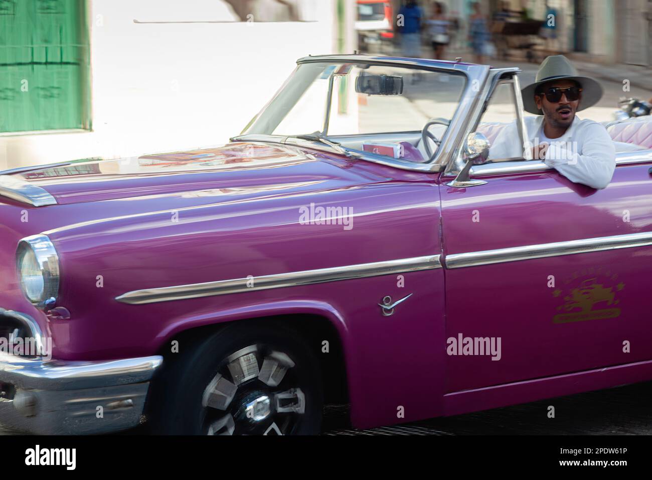 Cuban classic cars Stock Photo - Alamy