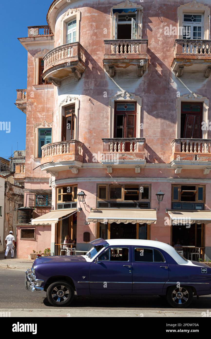 Cuban classic cars Stock Photo - Alamy