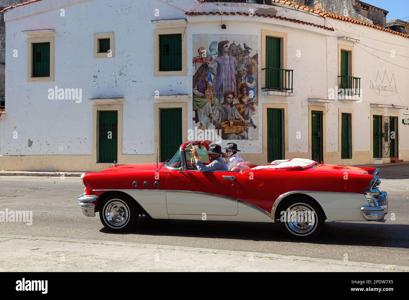 Cuban classic cars Stock Photo - Alamy