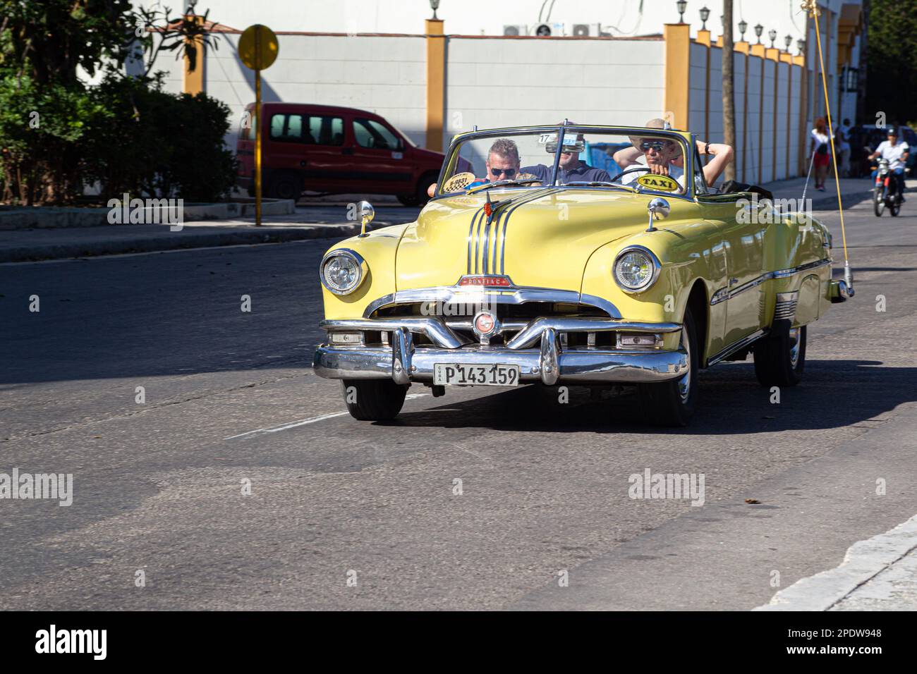 Cuban classic cars Stock Photo - Alamy