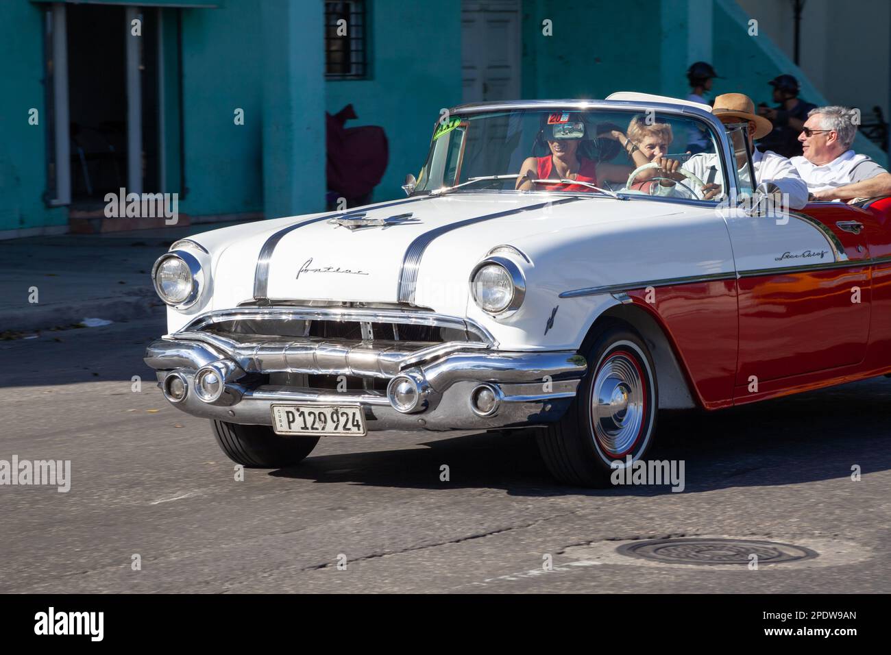 Cuban classic cars Stock Photo - Alamy