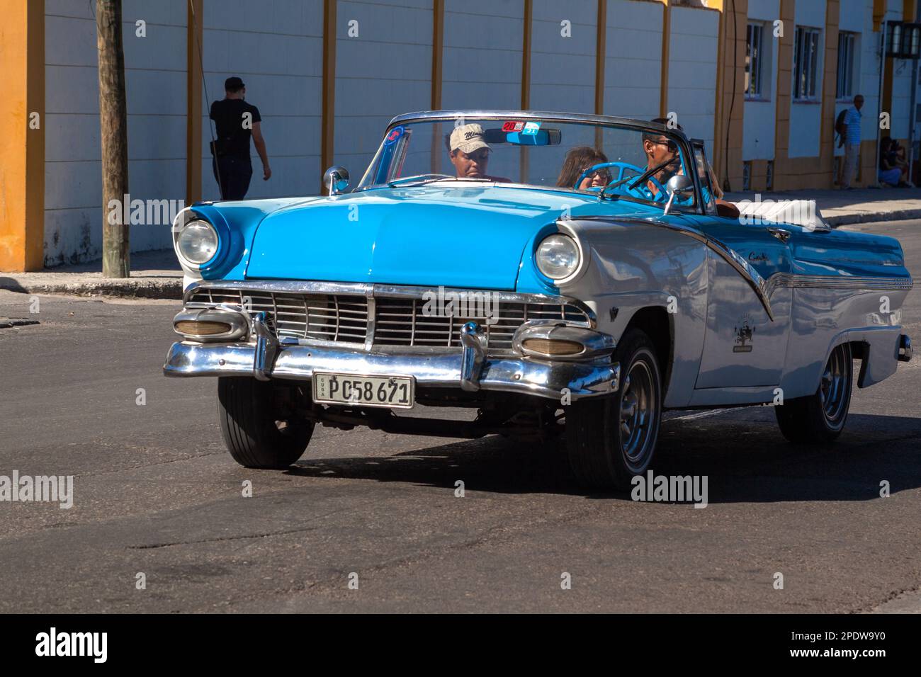Cuban classic cars Stock Photo - Alamy