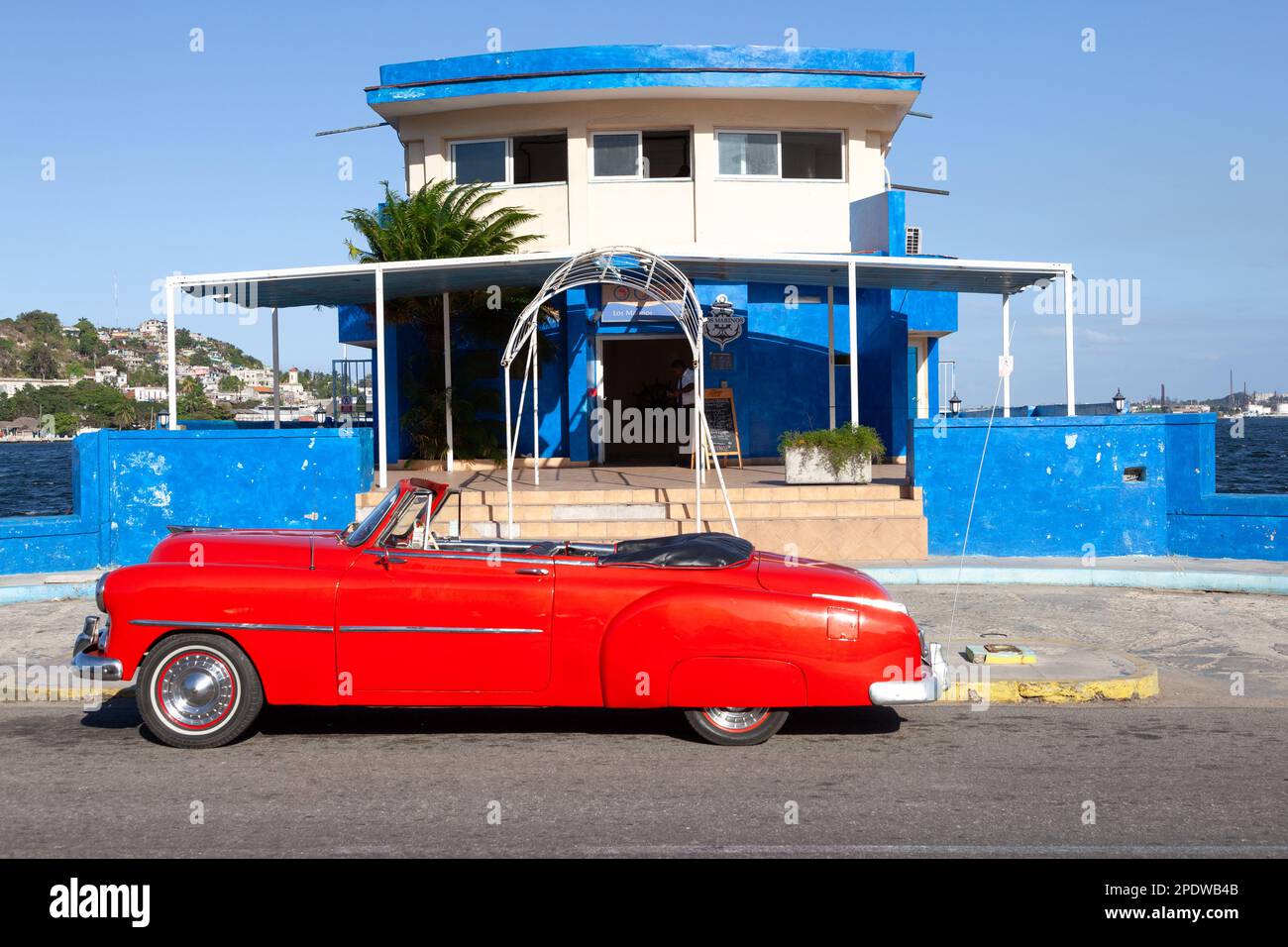 Cuban classic cars Stock Photo - Alamy
