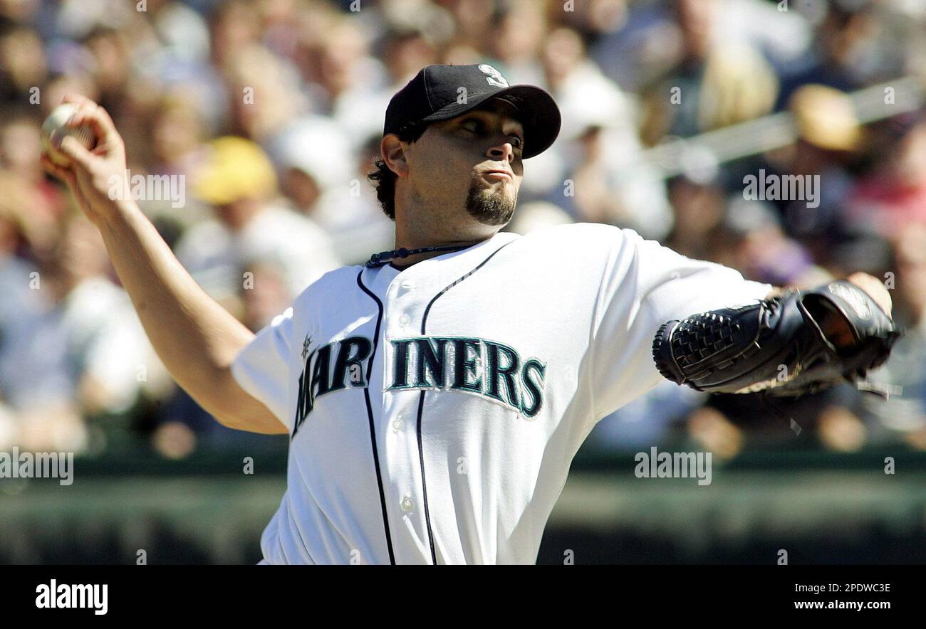 Seattle Mariners starting pitcher Joel Pineiro throws in the fourth ...