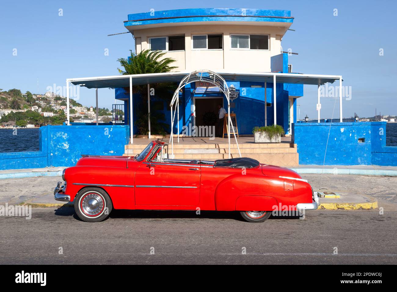 Cuban classic cars Stock Photo - Alamy