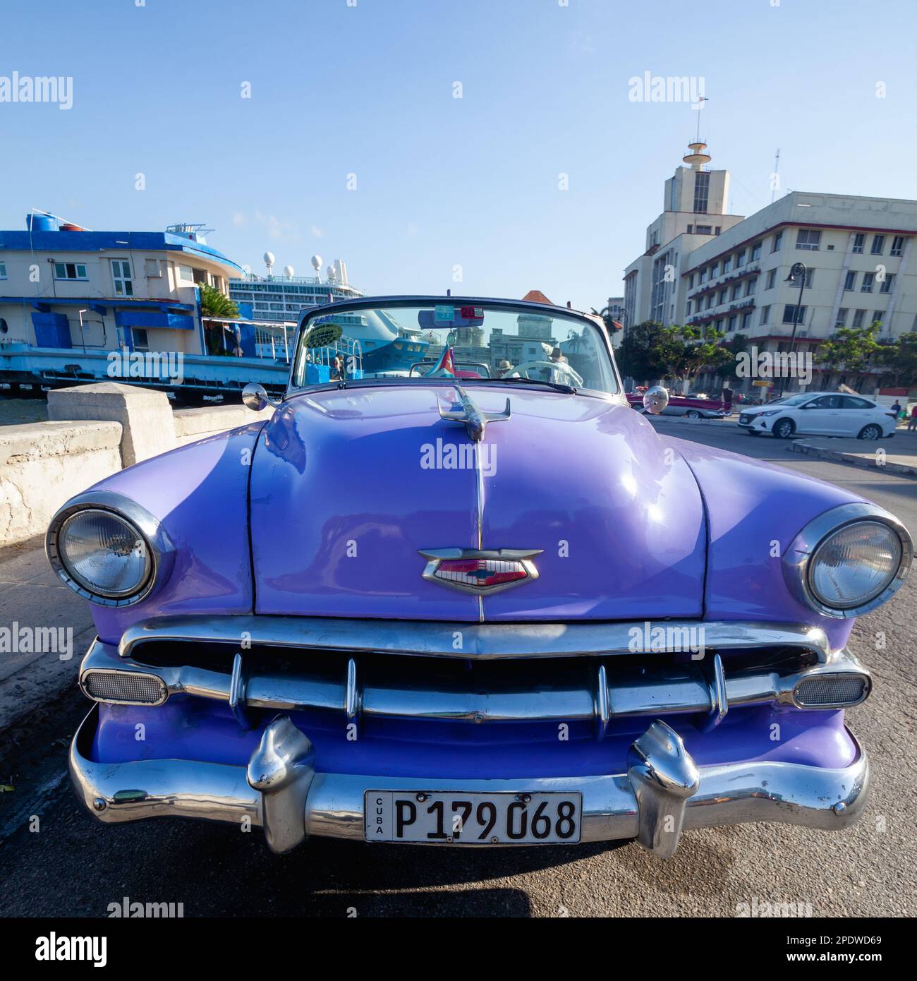 Cuban classic cars Stock Photo - Alamy