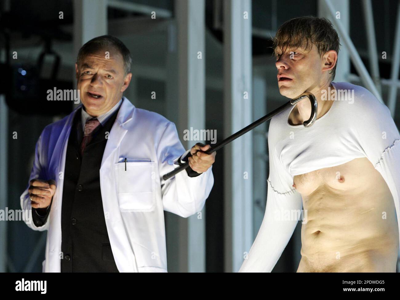 Rainer Frieb in der Rolle des Dr. Heinrich Gross und Andreas Seifert ...