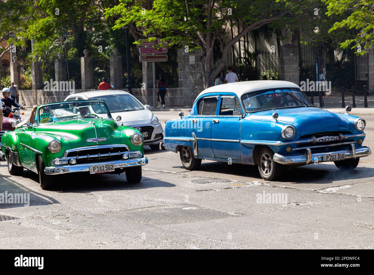 Cuban classic cars Stock Photo - Alamy