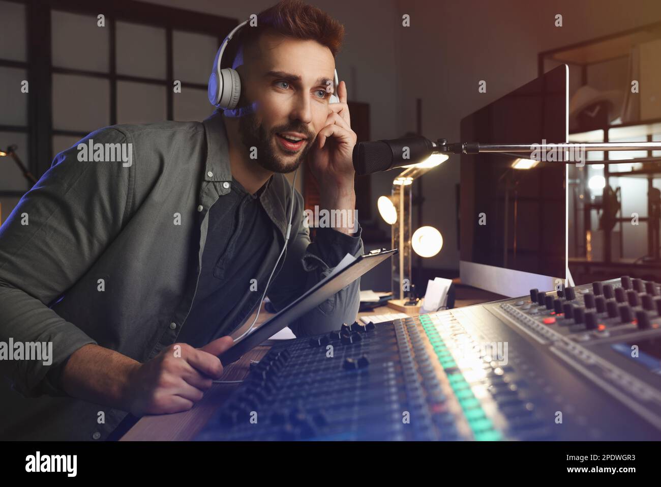 Radio station announcer hi-res stock photography and images - Alamy