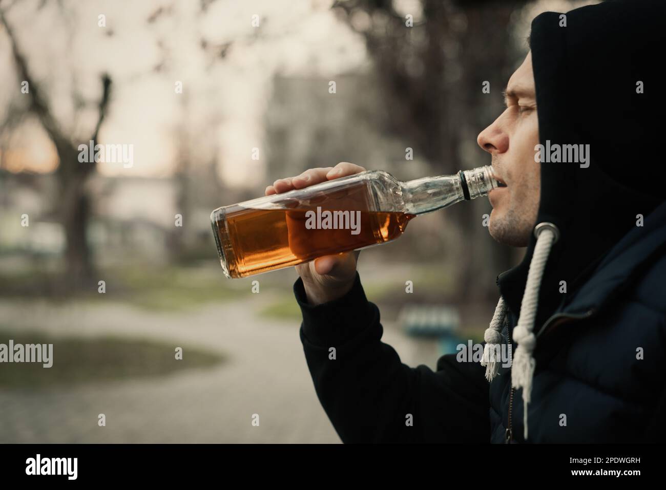 Drinking whiskey outdoors hi-res stock photography and images - Alamy