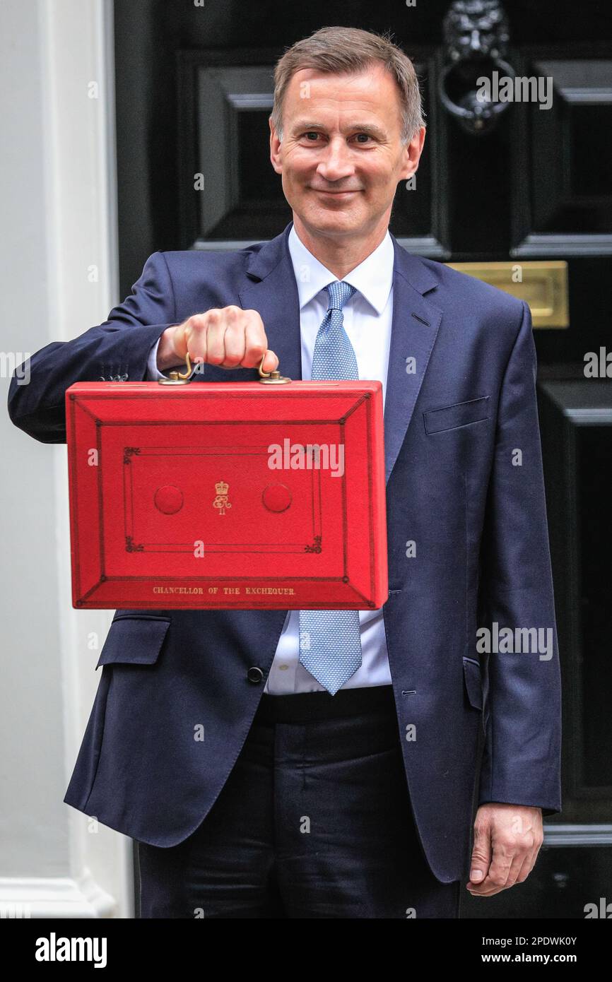 Jeremy hunt budget red box hi-res stock photography and images - Alamy