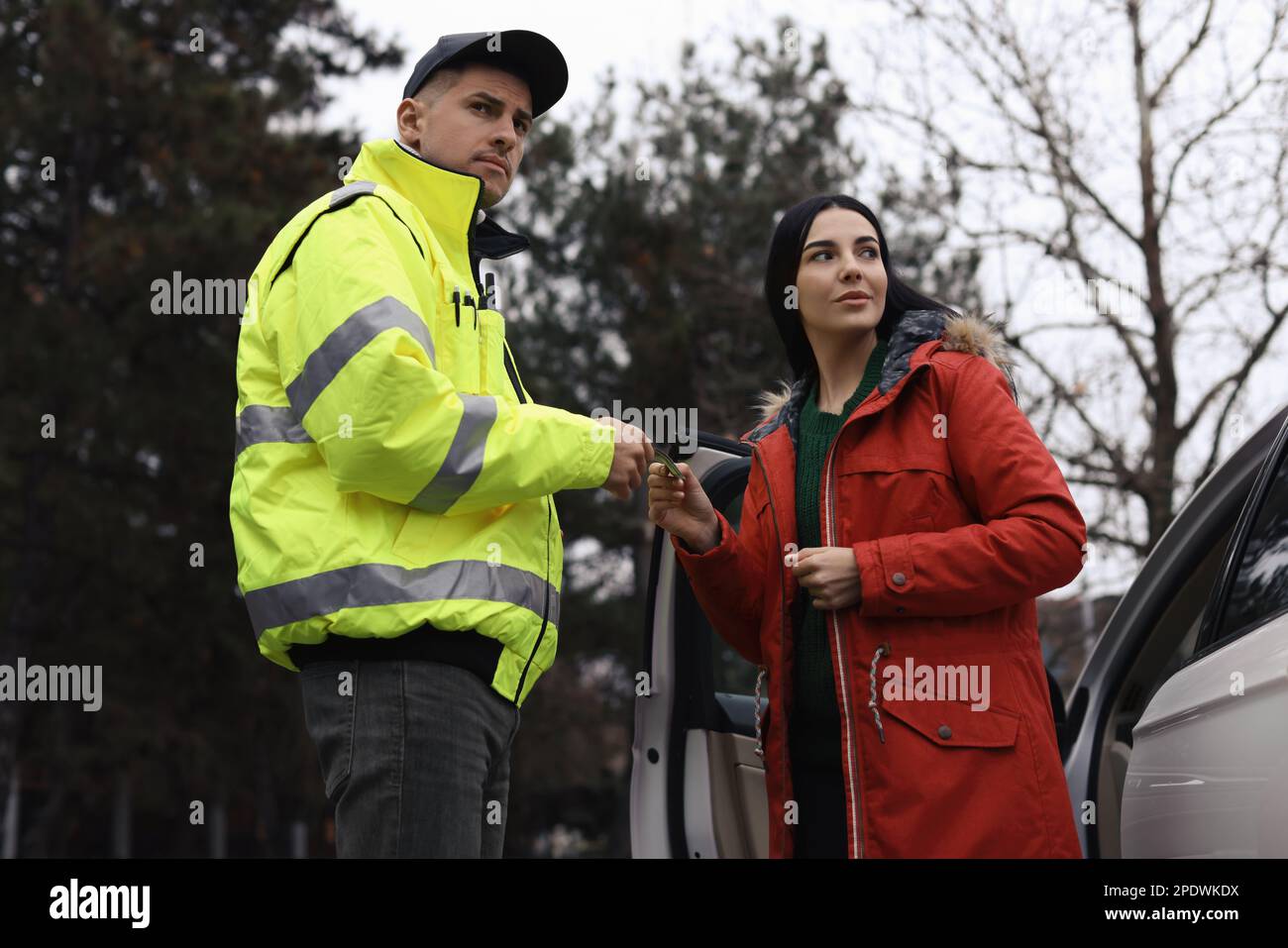 Female police officer giving hi-res stock photography and images - Alamy