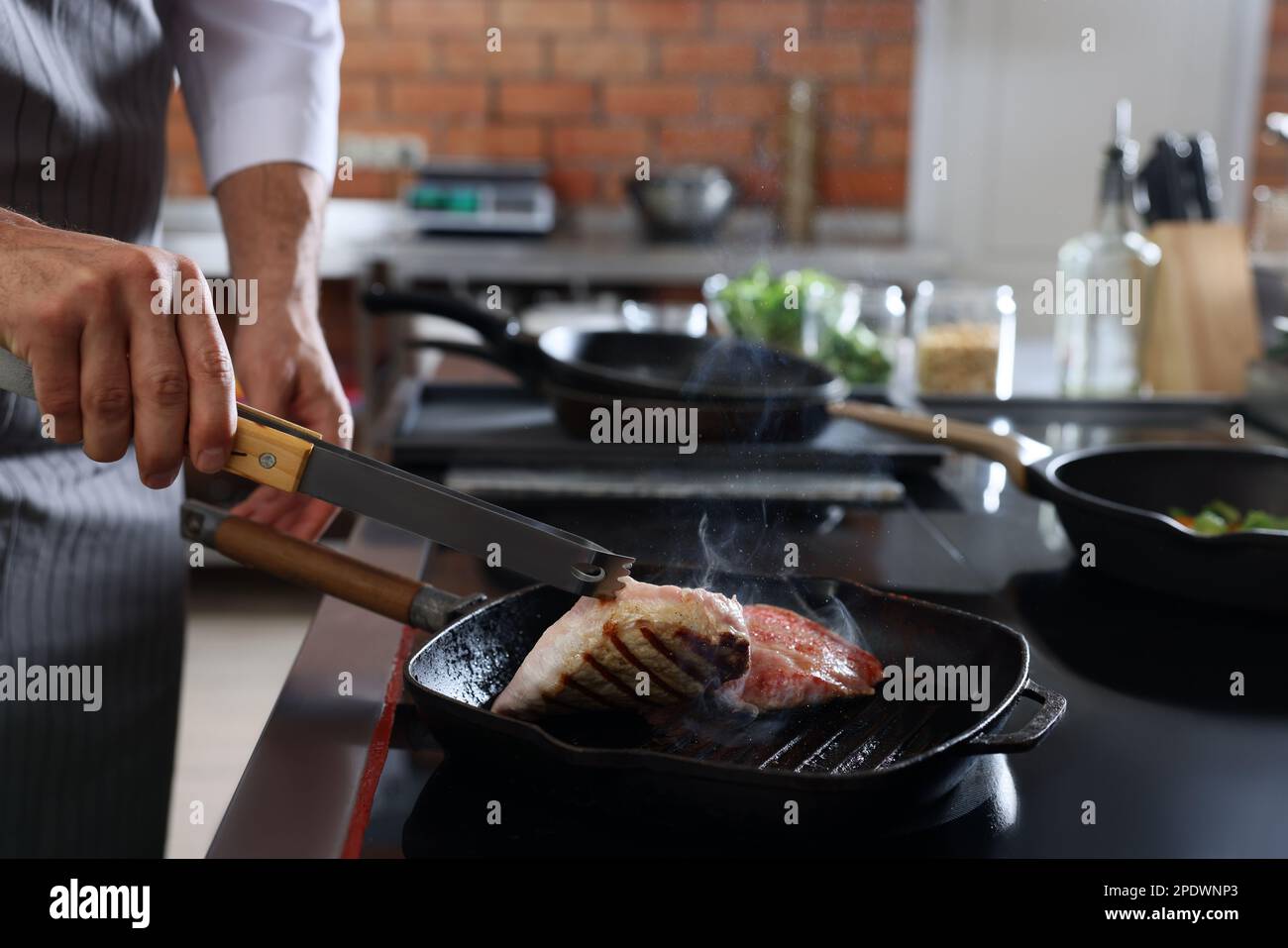 Working grill professional kitchen hi-res stock photography and images ...