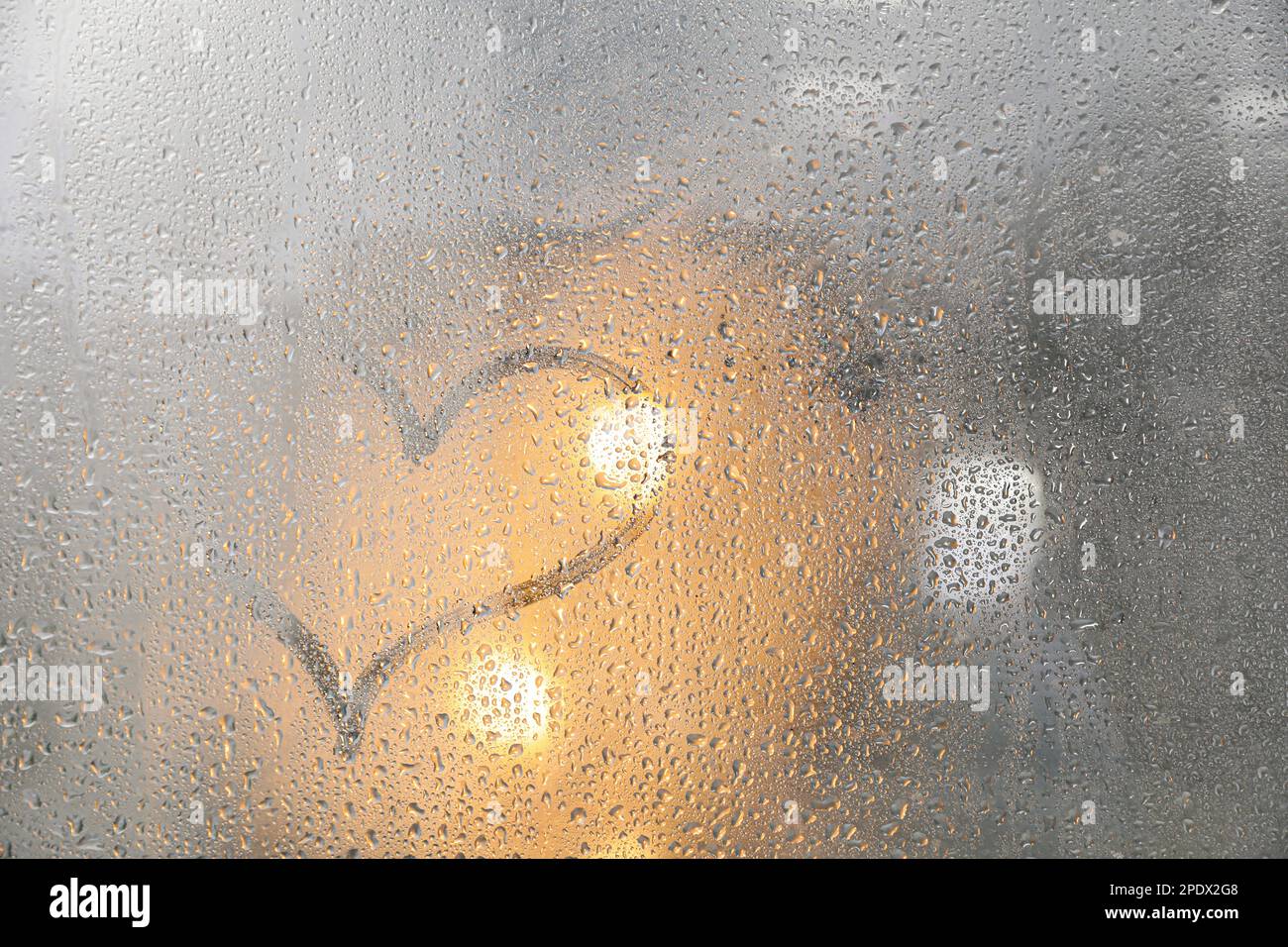 Heart drawn on foggy window. Rainy weather Stock Photo - Alamy