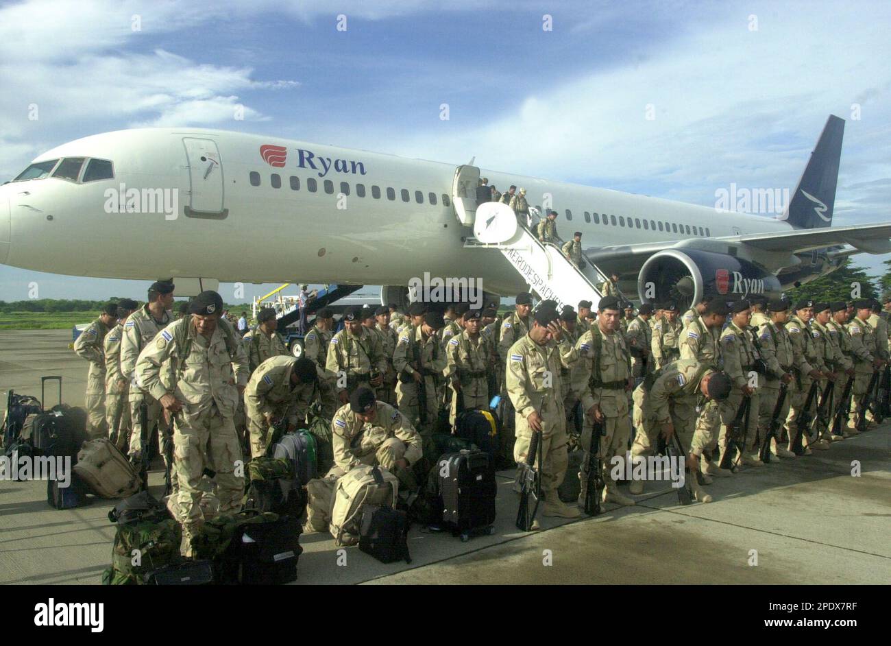 Soldiers of the Cuscatlan Battalion arrive at a military base in ...