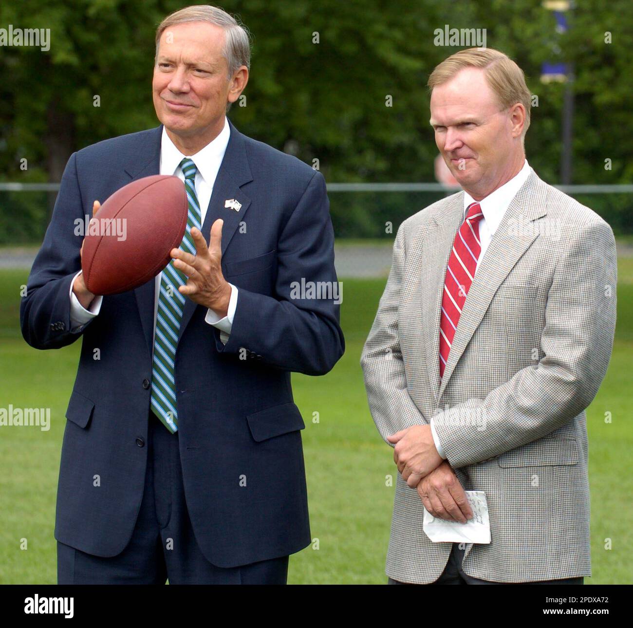 New York Gov. George Pataki, right, appears with New York Giants ...