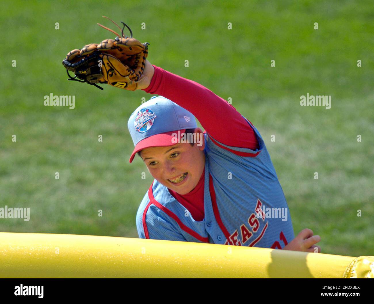 Maitland, Fla.'s Eddie Abramson reaches over the left field wall as he ...