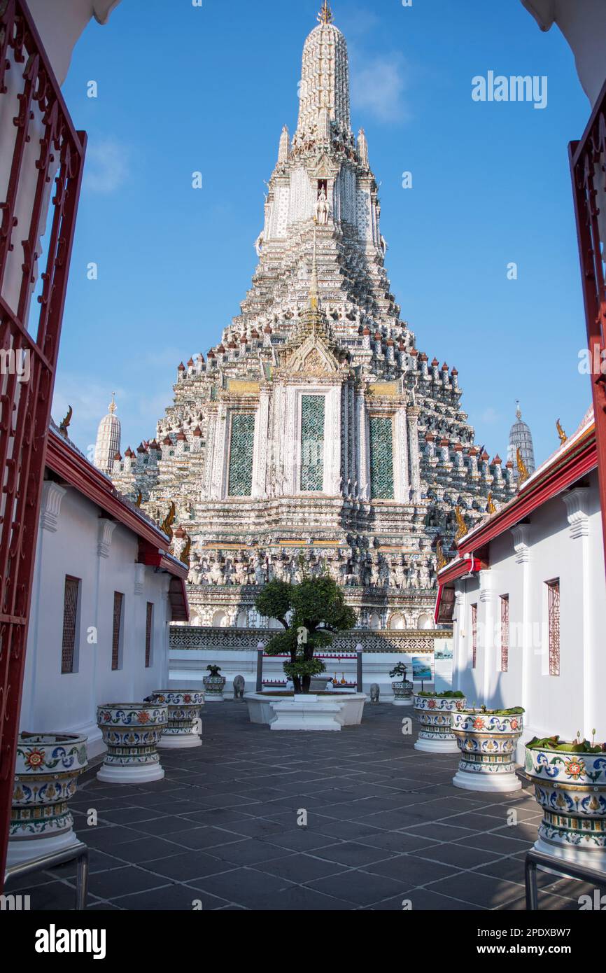 Impressive architectural details of Wat Arun (The Temple of Dawn) in ...