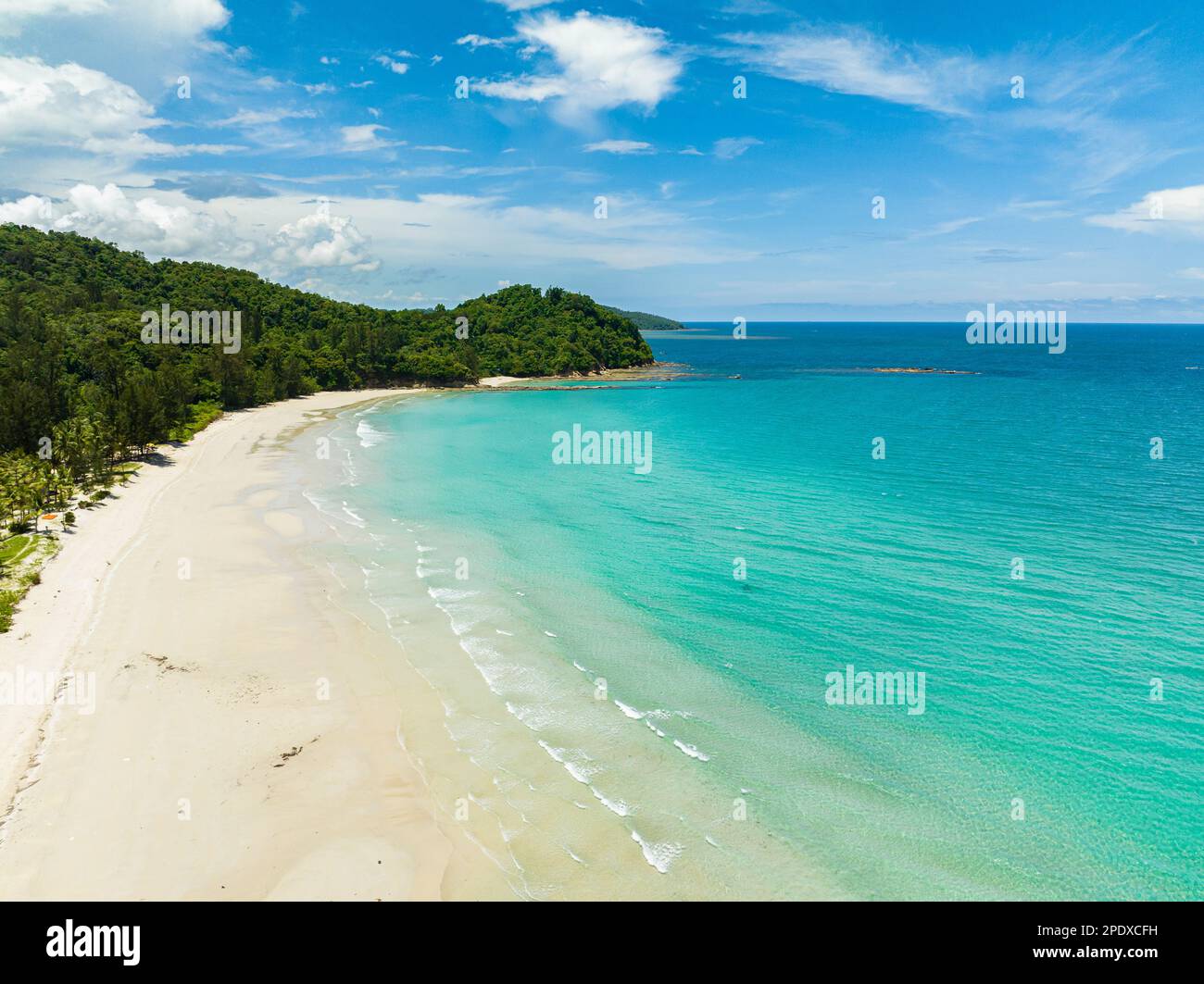 Wide sandy beach with ocean surf and waves. Kelambu Beach. Borneo ...