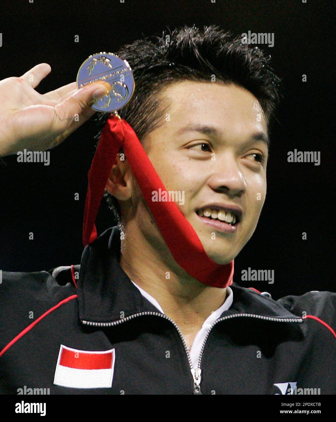 Indonesia's Taufik Hidayat shows off his gold medal after defeating ...