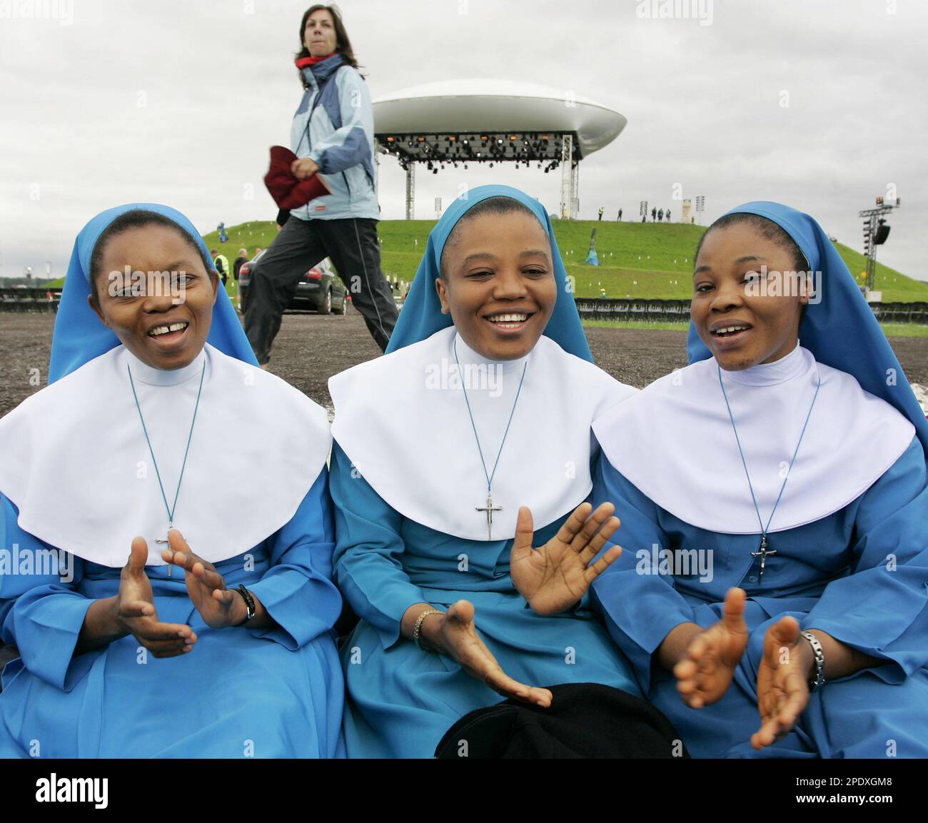 Nuns clap in their hands in front of the roof construction of the Lord ...
