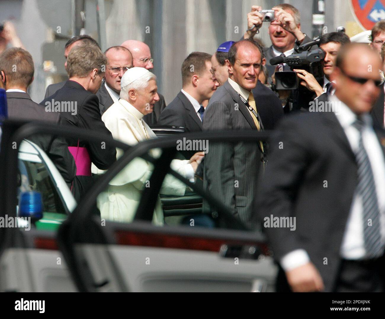 Pope Benedict XVI is welcomed in front of the synagogue in Cologne ...