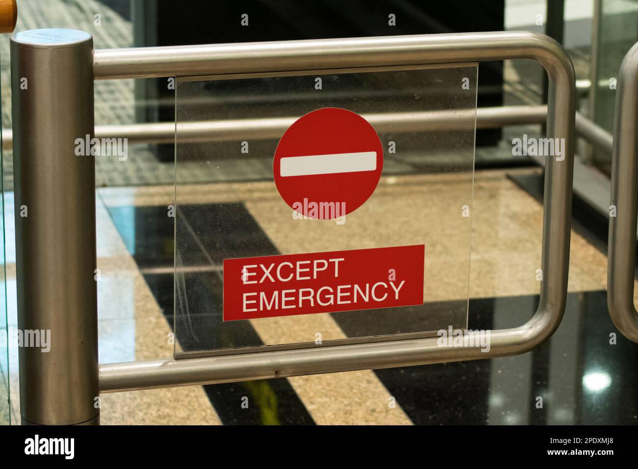 Emergency entrance only sign hi-res stock photography and images - Alamy