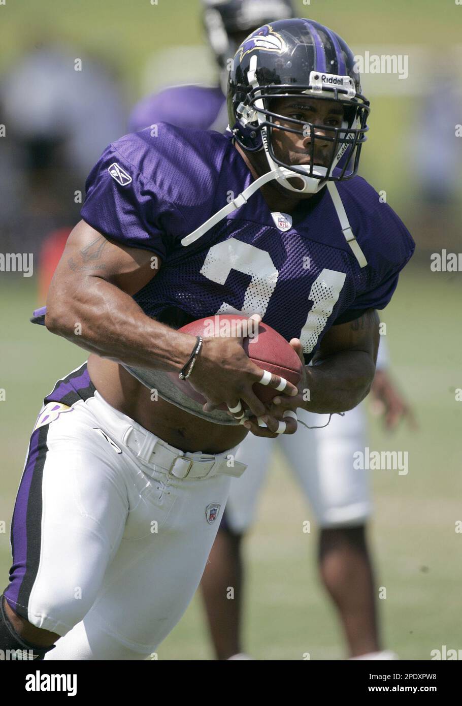 Baltimore Ravens running back Jamal Lewis carries the ball during a ...
