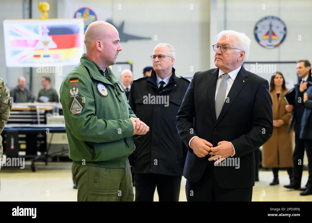 Monitoring uk airspace hi-res stock photography and images - Alamy