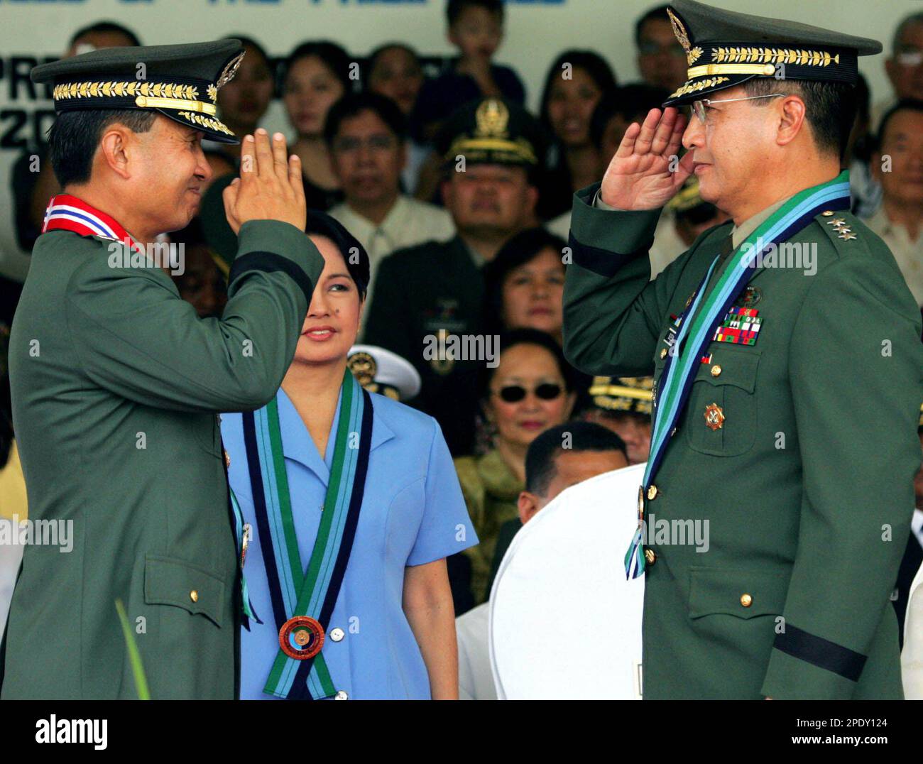 Philippine President Gloria Macapagal Arroyo, center, watches as ...