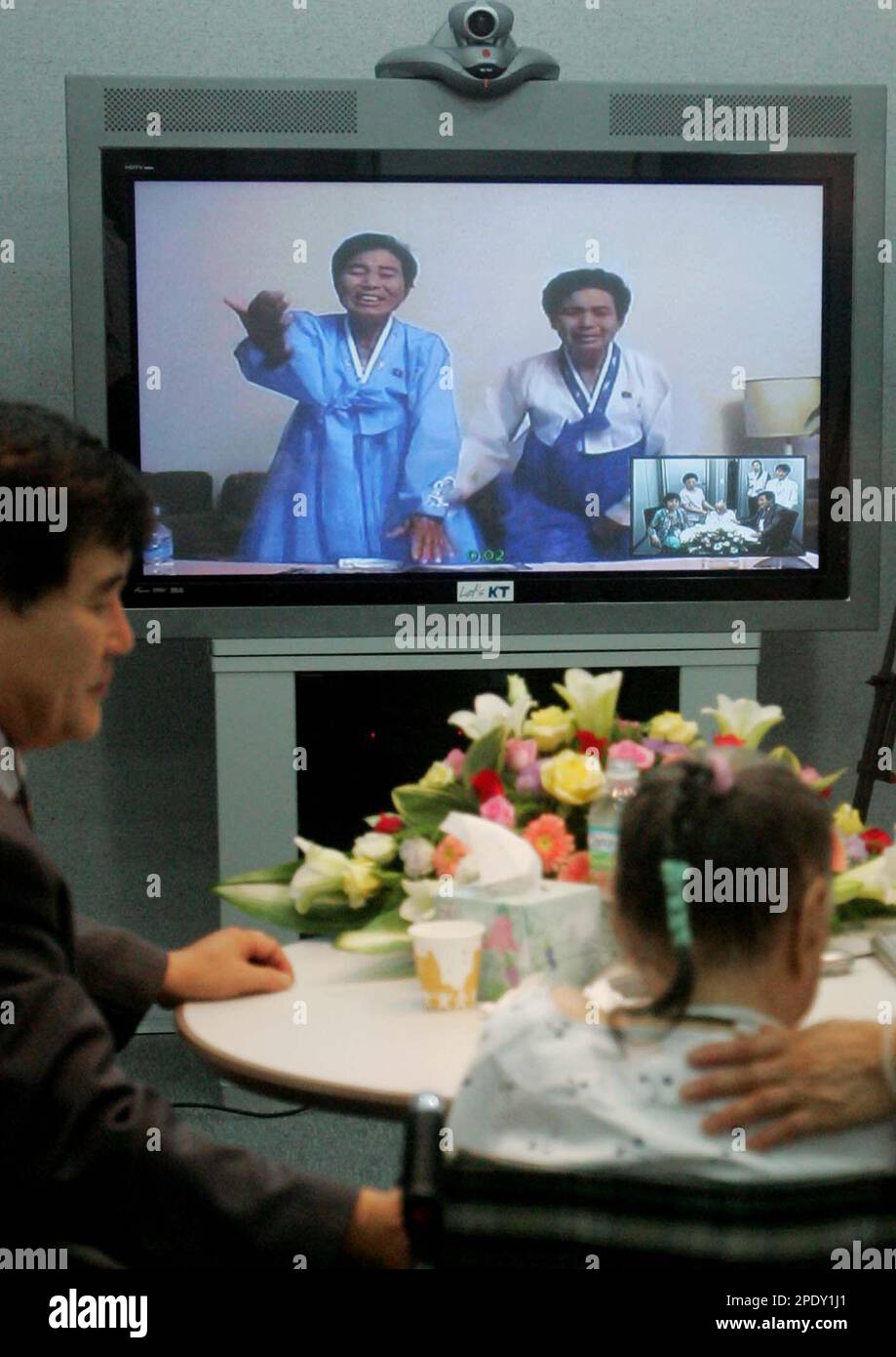 The 98-year-old South Korean woman Kim Mae-nyo, right in front, meets ...