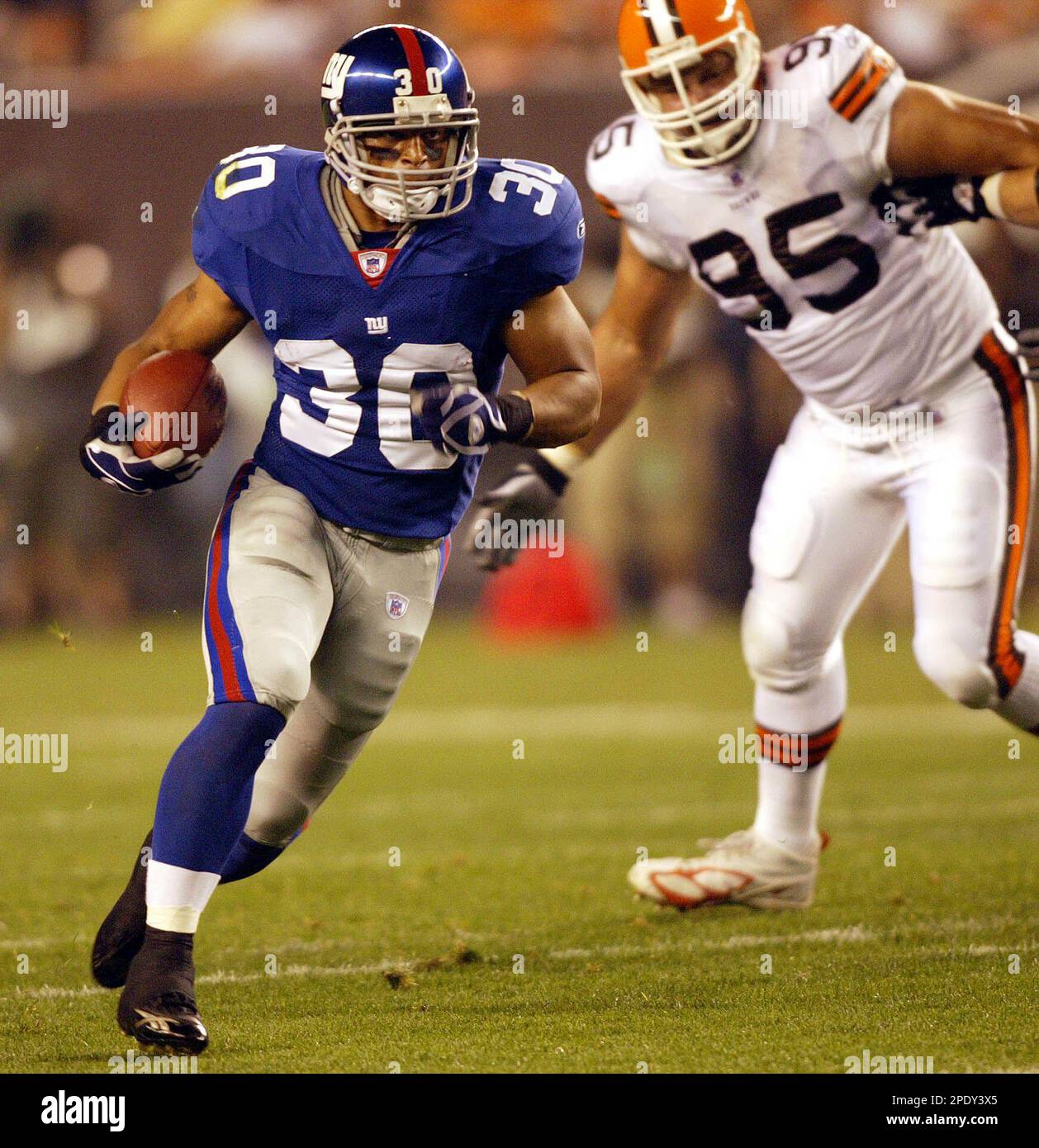 New York Giants running back Michael Cloud (30) runs for 19 yards under ...