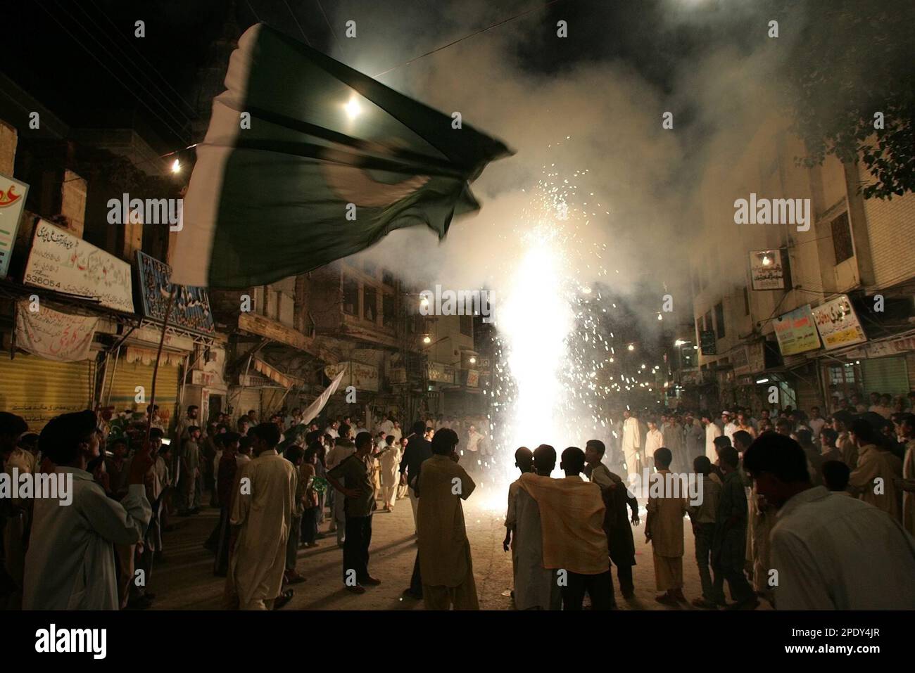 Pakistanis celebrating their 58th Independence Day in Rawalpindi ...