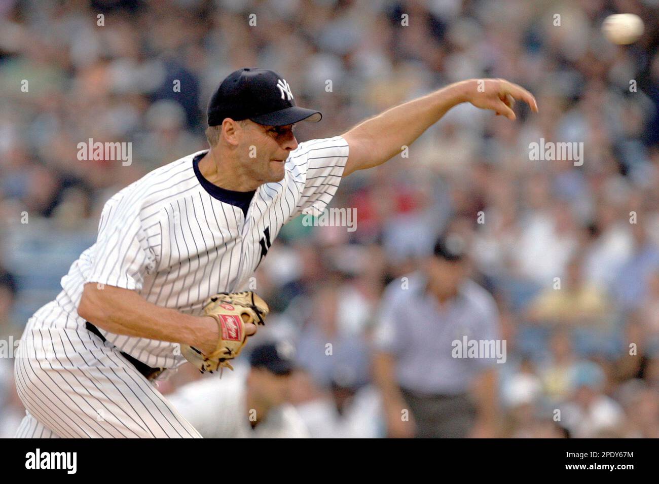 New York Yankees' Al Leiter delivers a pitch against the Texas Rangers ...