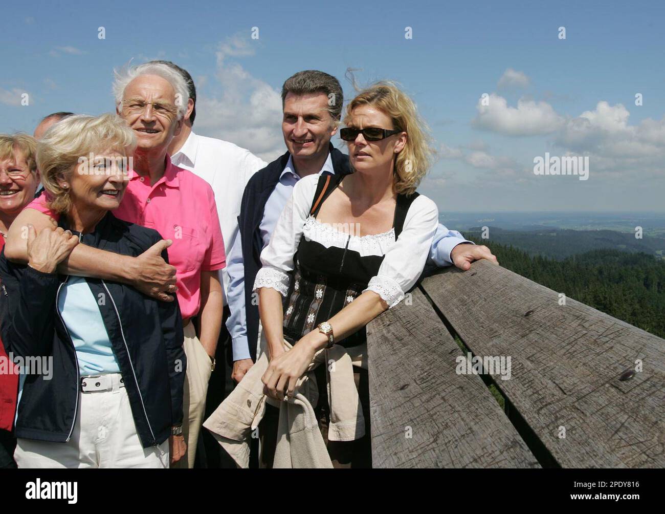** ARCHIV ** Der baden-wuerttembergische Ministerpraesident Guenther ...