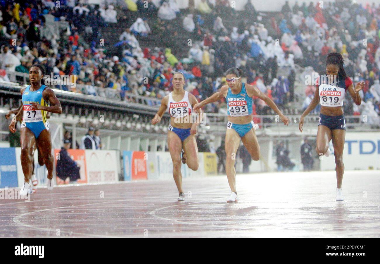 Tonique Williams-Darling of the Bahamas, left, Russia's Svetlana ...