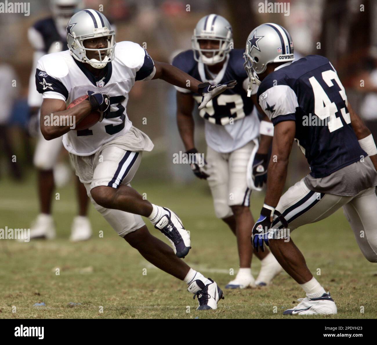 Dallas Cowboys wide receiver Keyshawn Johnson (19) evades defenders ...