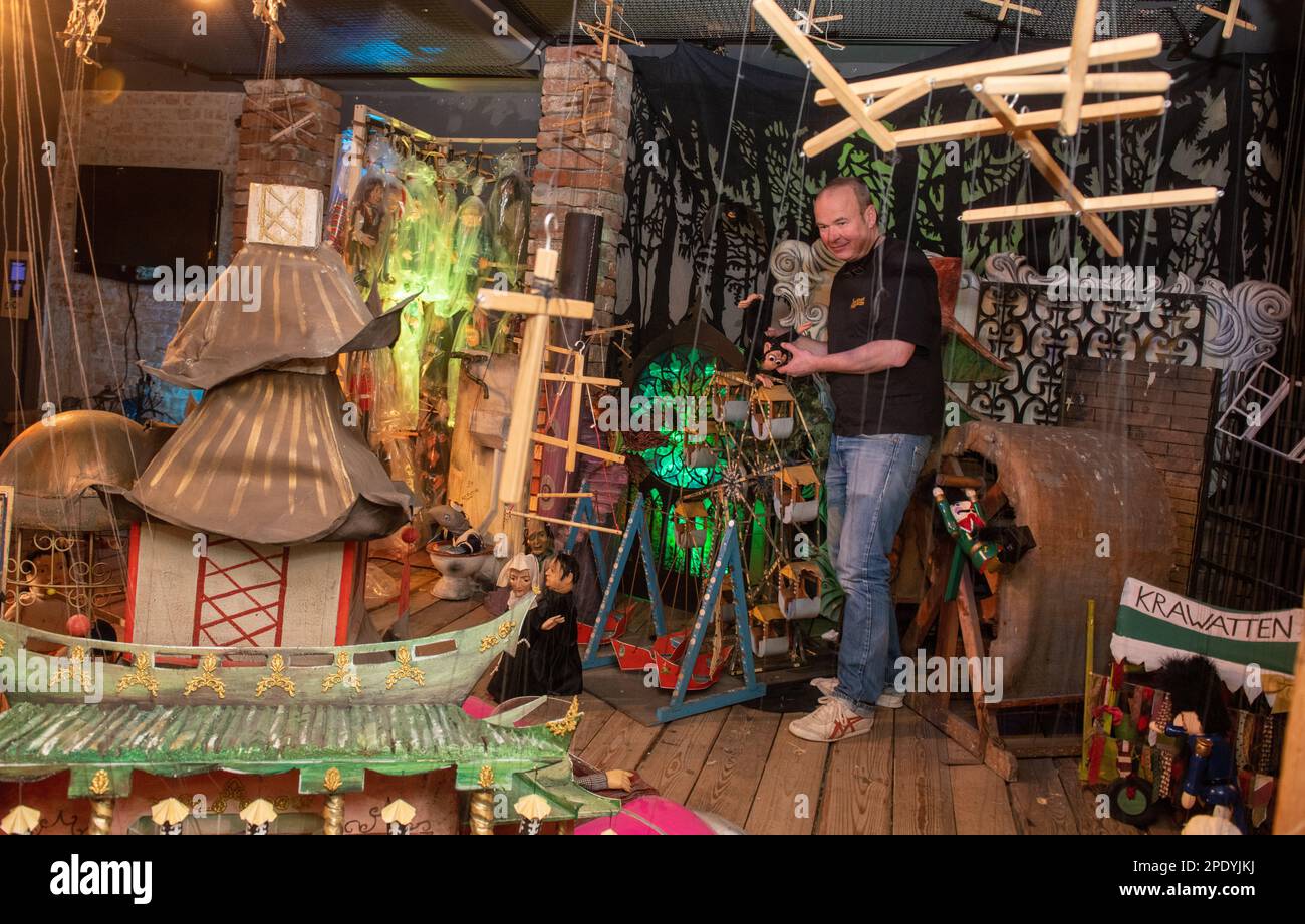Augsburg, Germany. 15th Mar, 2023. Puppeteer Hans Kautzmann sorts ...