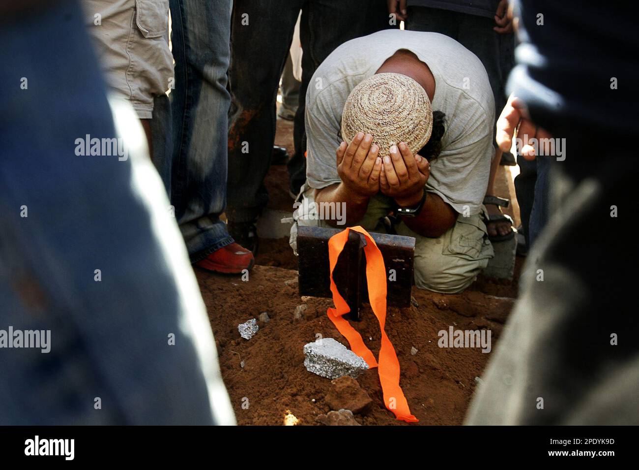 A Jewish settler weeps over the grave of Israeli gunman Eden Natan-Zada ...