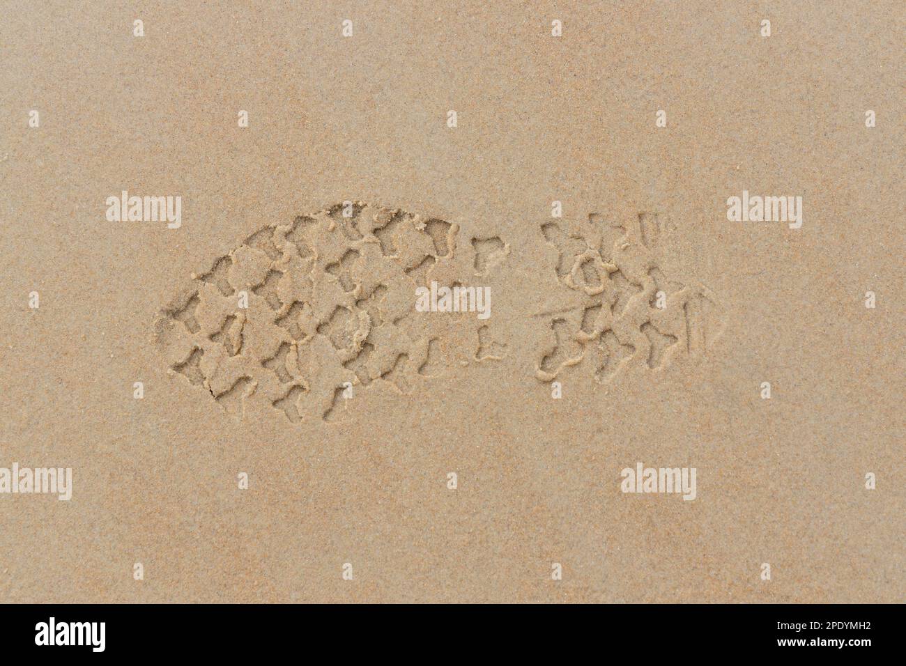 Single footprint in the sand hi-res stock photography and images - Alamy