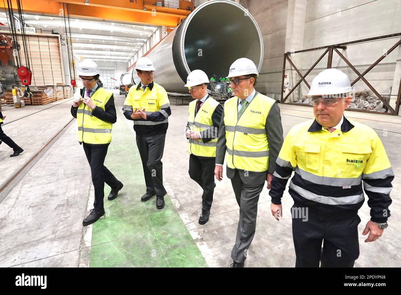 Haizea Wind Group Chairman Dámaso Quintana (2l); Lehendakari Iñigo ...
