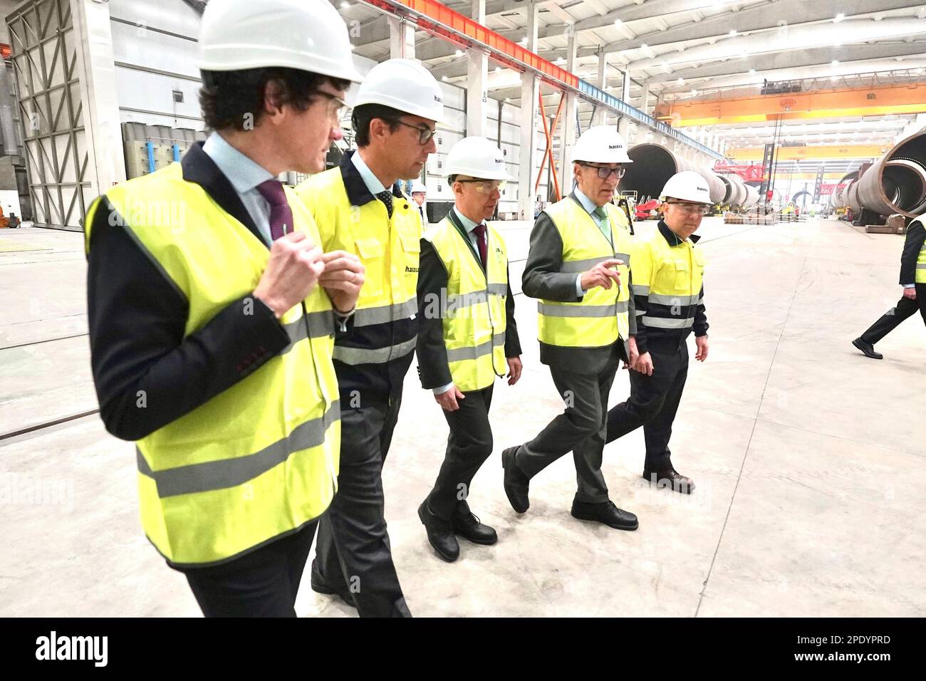 Haizea Wind Group Chairman Dámaso Quintana (2l); Lehendakari Iñigo ...