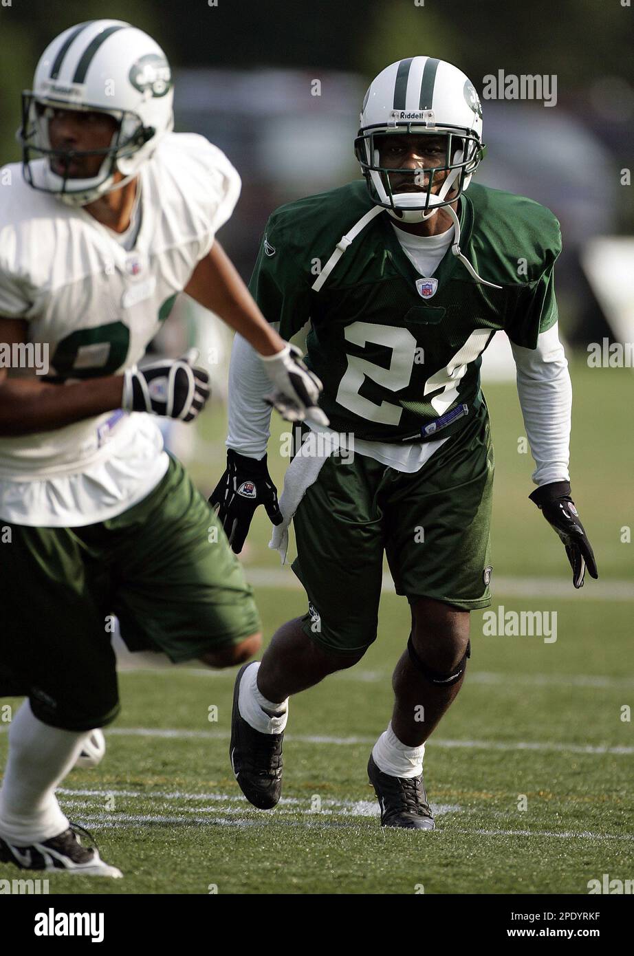New York Jets cornerback Ray Mickens, right, covers Justin McCareins on ...