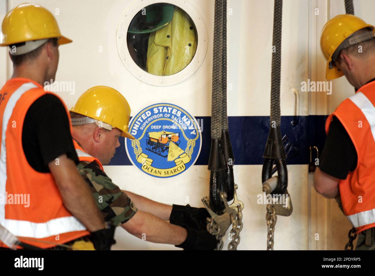 Members of the U.S. Air Force 89th Aerial Port squadron unload the ...
