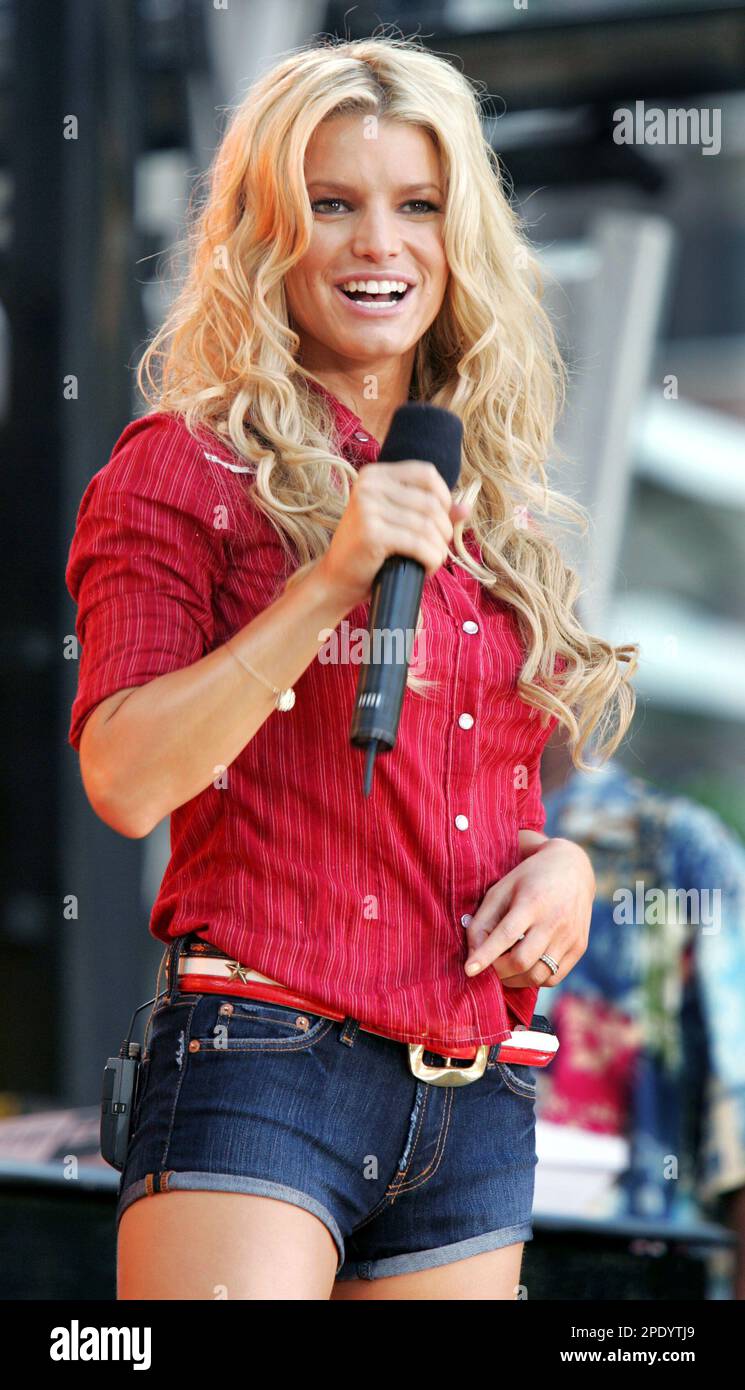 Singer and actress Jessica Simpson performs on ABC's "Good Morning ...