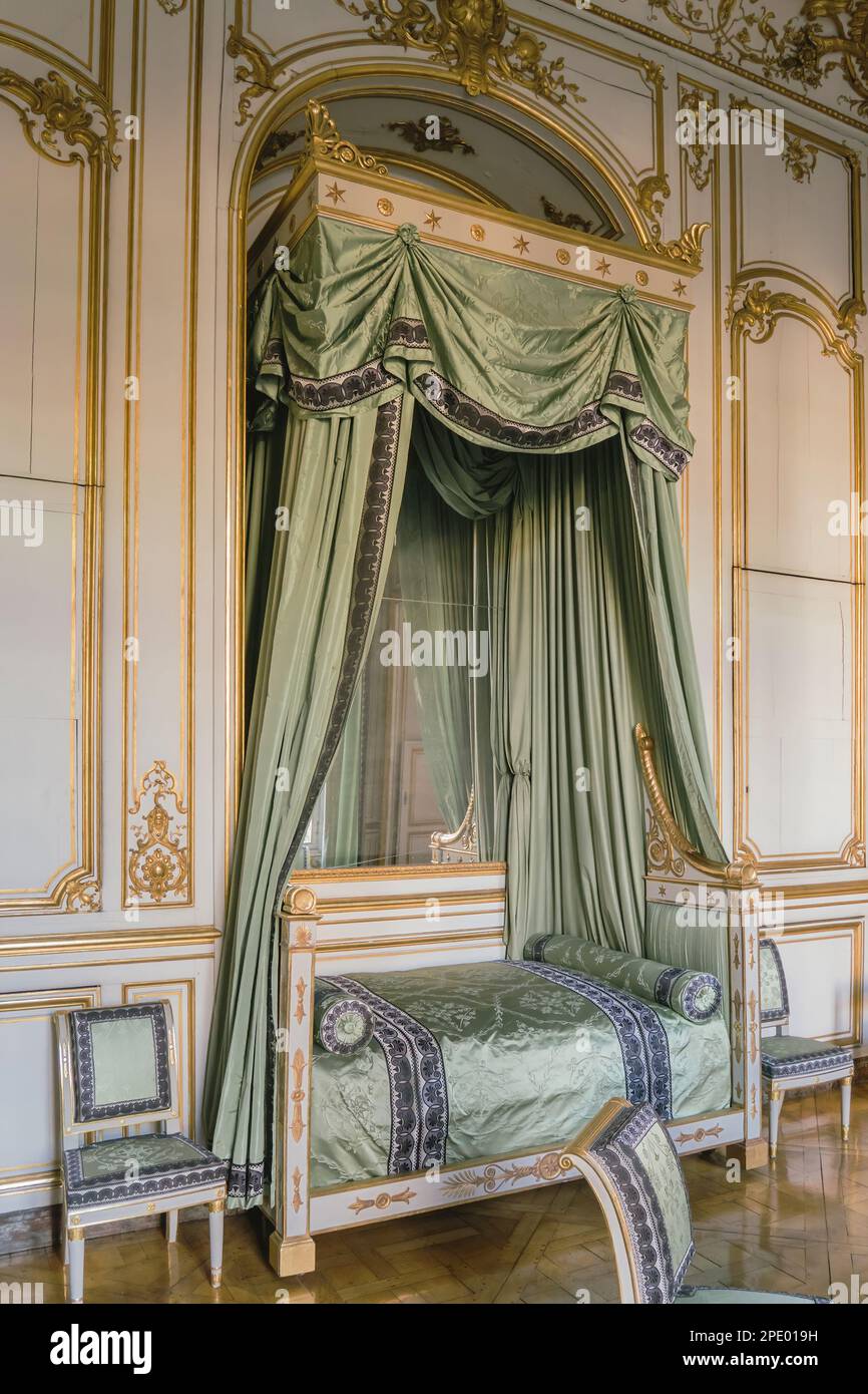 A luxurious mansion with lavish interior design featuring floor-to ...
