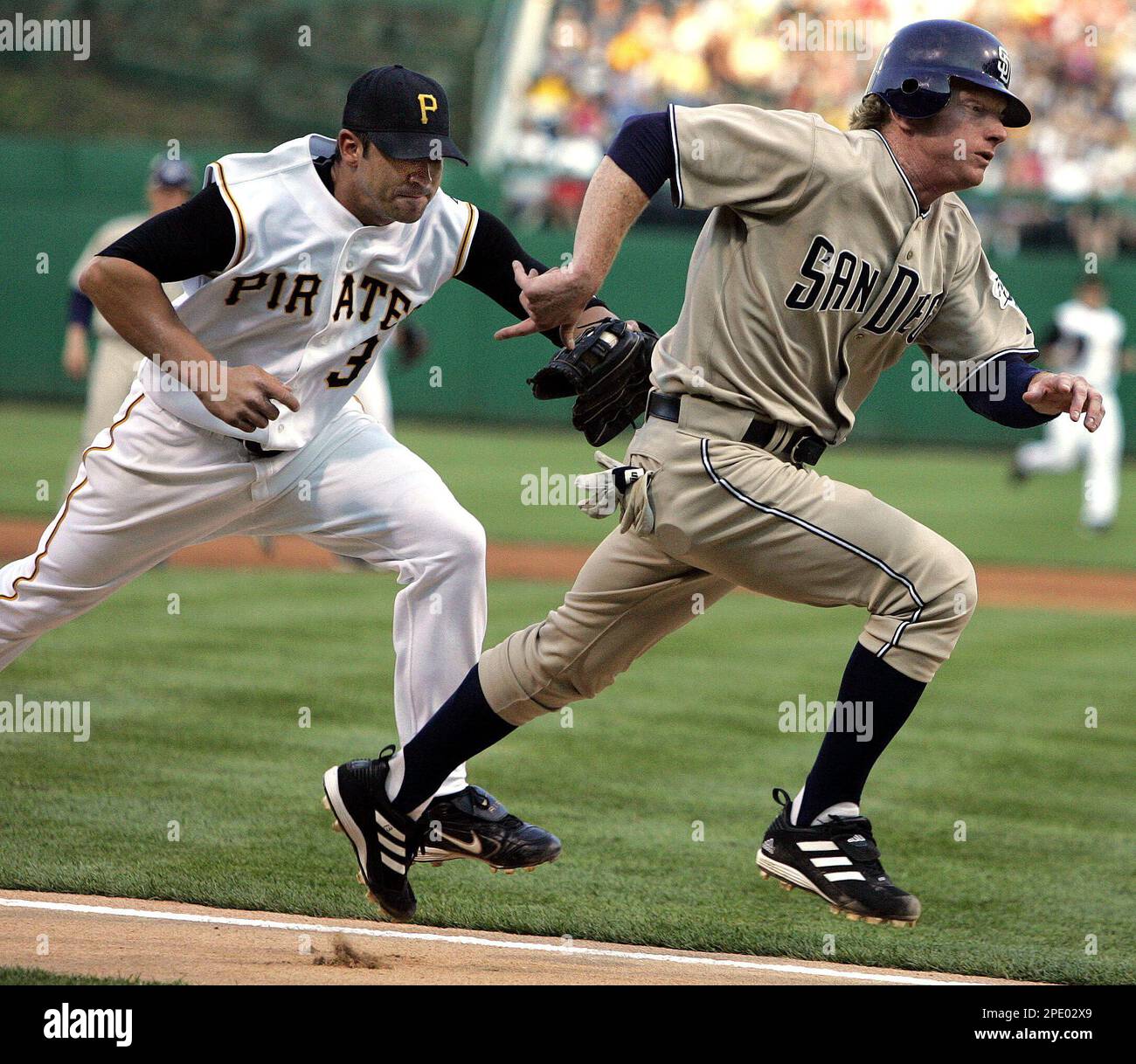 Pittsburgh Pirates third baseman Rob Mackowiak (3) chases down San ...
