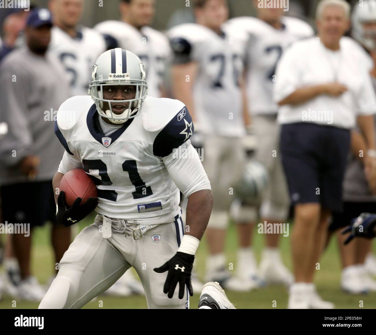 Dallas Cowboys running back Julius Jones (21) runs a play as head coach ...